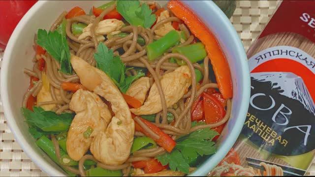 Гречневая лапша соба с курицей, болгарским перцем и стручковой фасолью