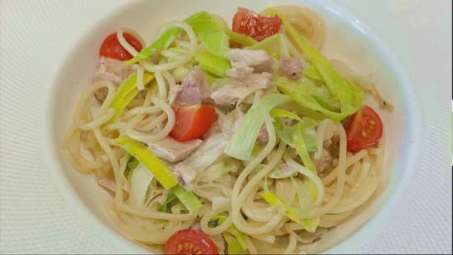 Паста с тунцом и луком пореем в сливочном соусе