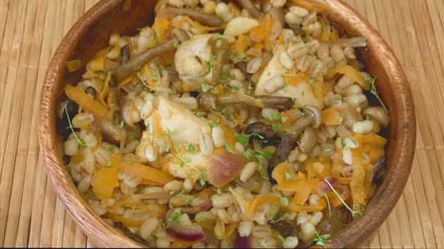 Перловка с грибами и курицей