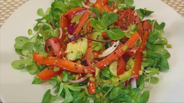 Салат с машем, авокадо и овощами