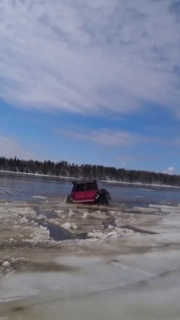 Снегоболотоход BigBo легко выходит из воды на лед