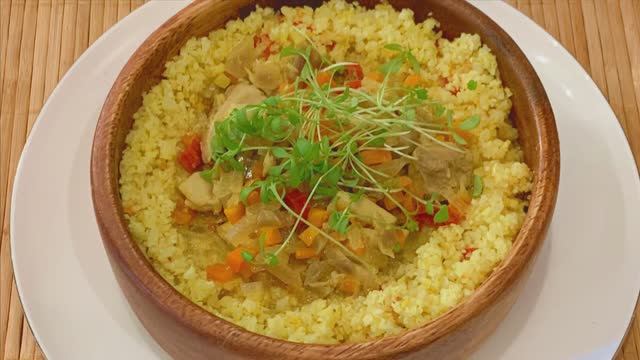 Курица карри с рисом из цветной капусты