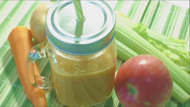 Смузи   яблоко, сельдерей, морковь