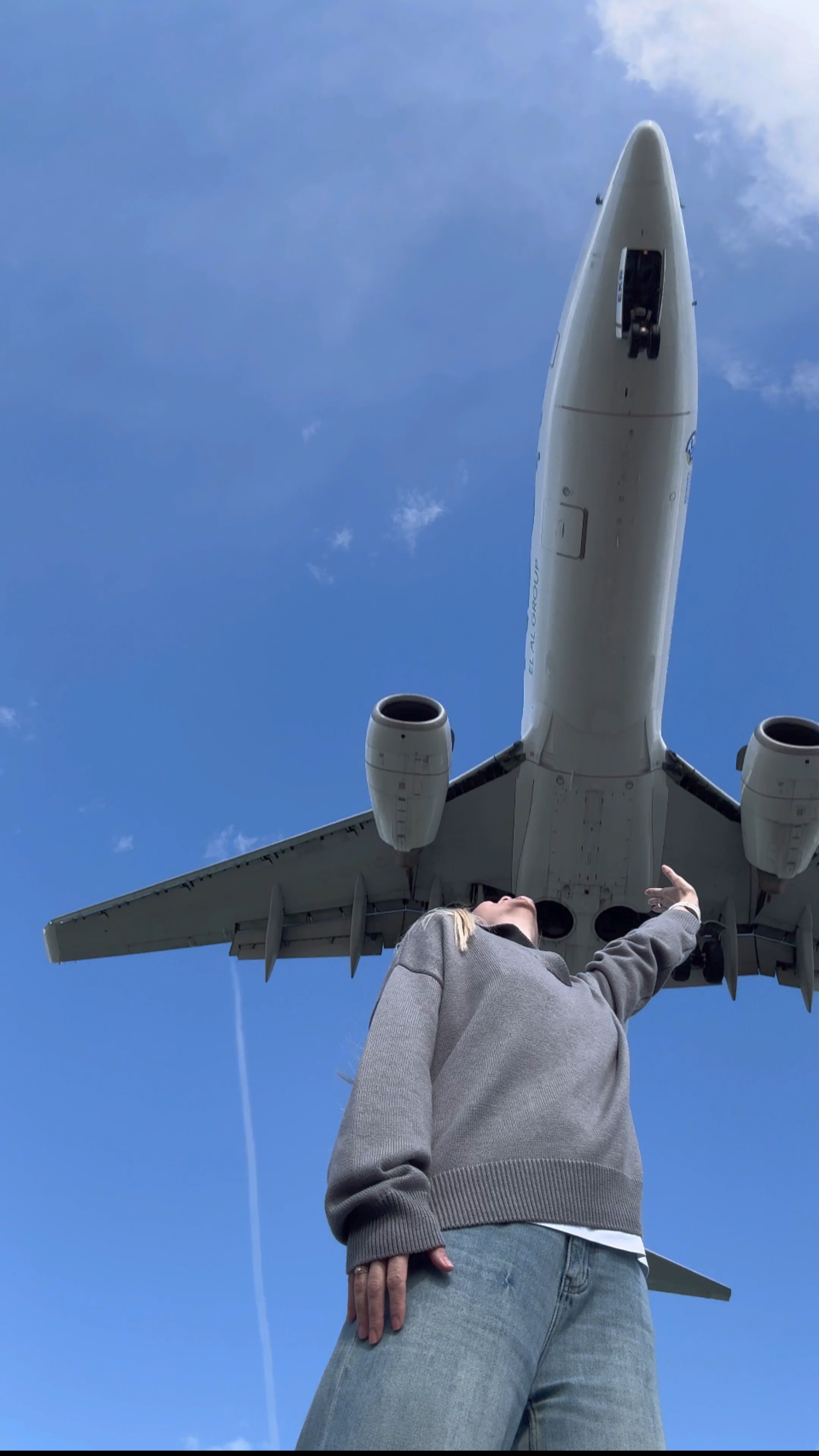 Самолёт пролетает очень близко от наблюдателя. Эмоции зашкаливают#shorts