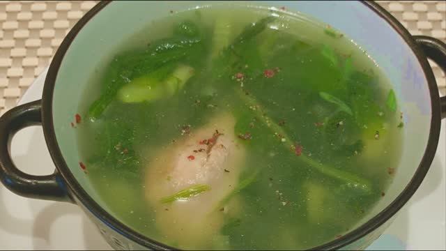 Зеленые щи с курицей и шпинатом