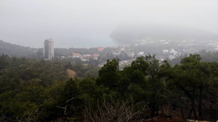 Туманная прогулка в горы. Источник Святой Анастасии 04.04.2025. Крым.