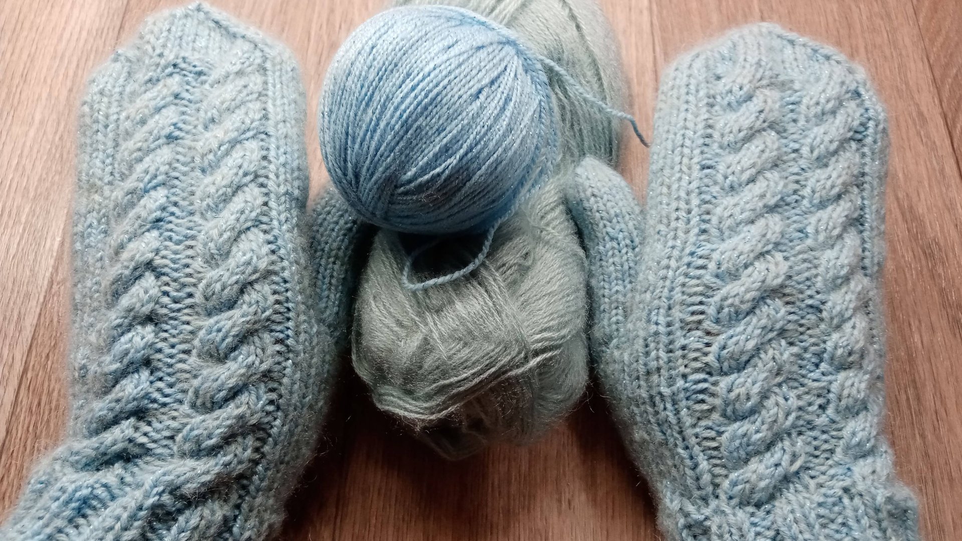 ВЯЗАНИЕ ВАРЕЖЕК СПИЦАМИ С УЗОРОМ "ЖГУТ".