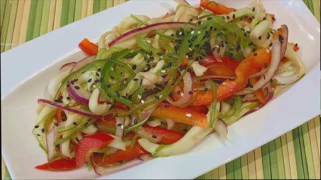 Салат с кальмаром, болгарским перцем и морской капустой