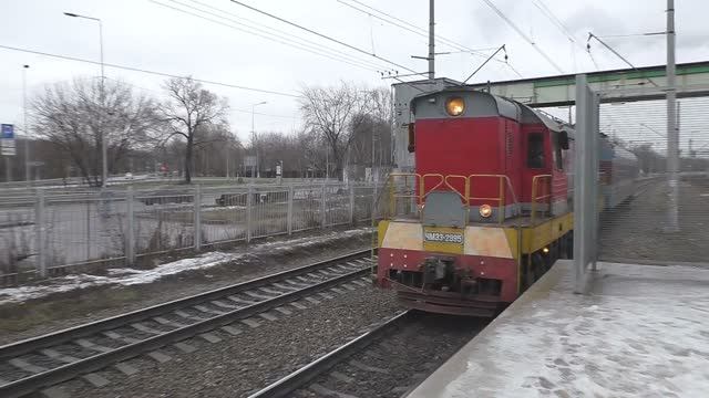 Маневровый тепловоз ЧМЭ3-2995 (ТЧЭ-39) следует с вагоном-путеизмерителем.