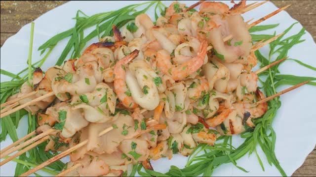 Шашлык из кальмаров и креветок