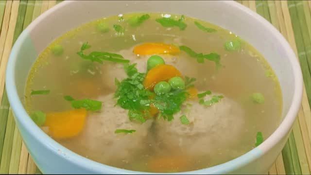 Суп с фрикадельками из индейки и зеленым горошком