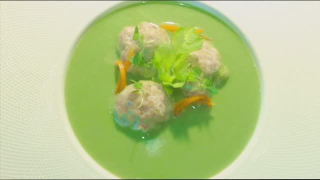 Крем суп из брокколи с куриными фрикадельками