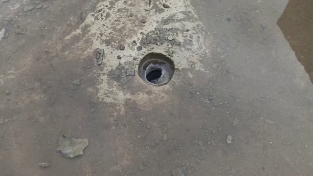 Проверяем как работает канализация в доме. Сливаем воду с фундамента в канализацию..