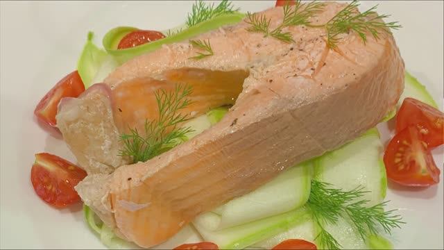 Лосось пашот с травами