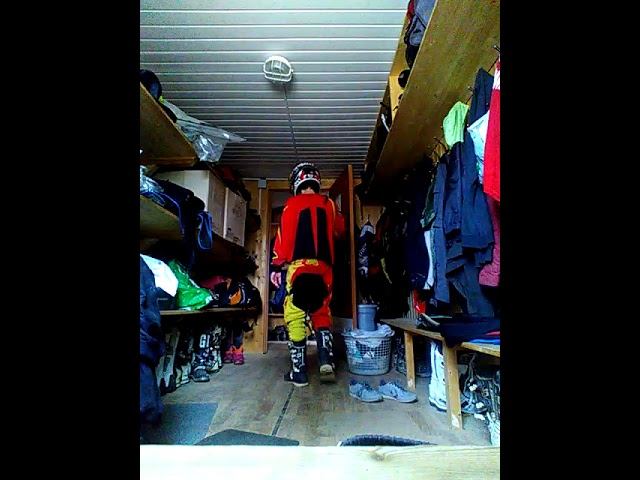 Пёстрый мотоэкип или попугай ара курит в сторонке.