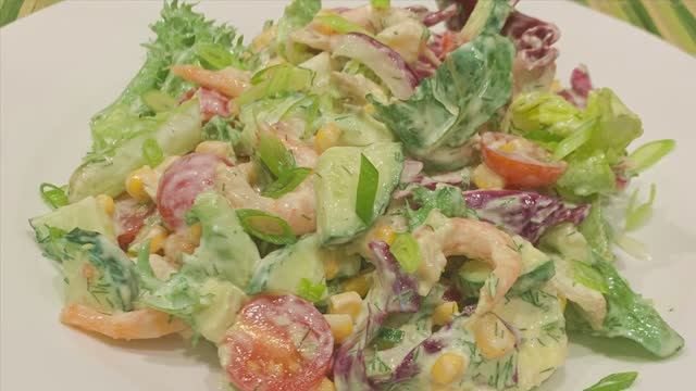 Салат с креветками, кукурузой, огурцом и томатами