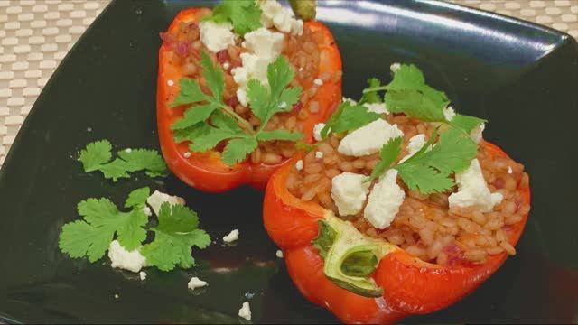 Фаршированные перцы с перловкой, брынзой и бальзамическим уксусом