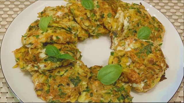 Овощные котлеты с кабачком, зеленью, кукурузой и фетой