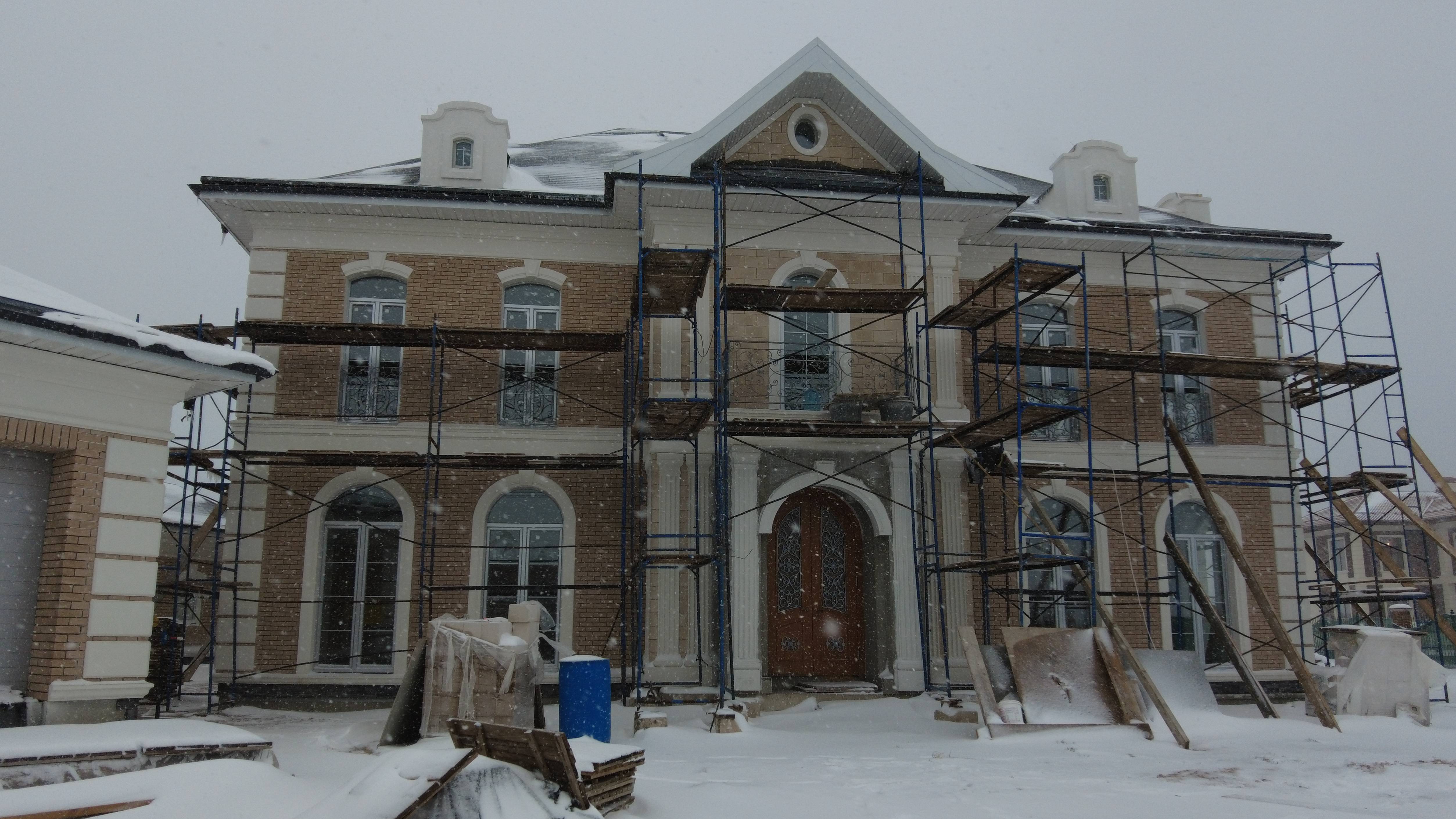 Утепление газобетонного дома пенопластом с облицовкой камнем White Hills, декоративные элементы ППС