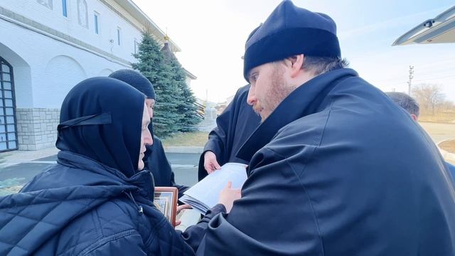 Глава фонда диакон Даниил Булычев вручил подарки игумении Ксении