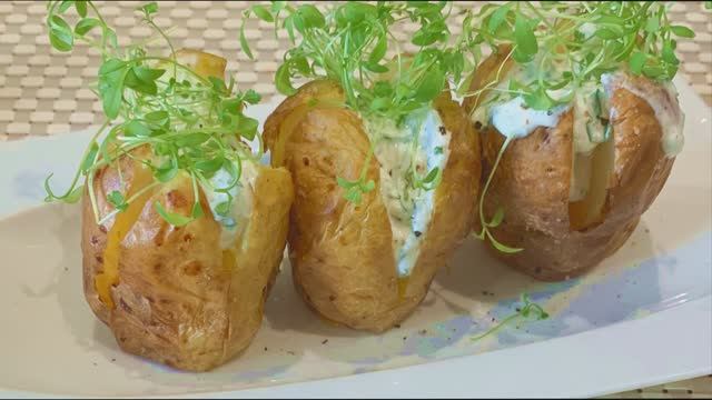 Печеный картофель с чесночным соусом