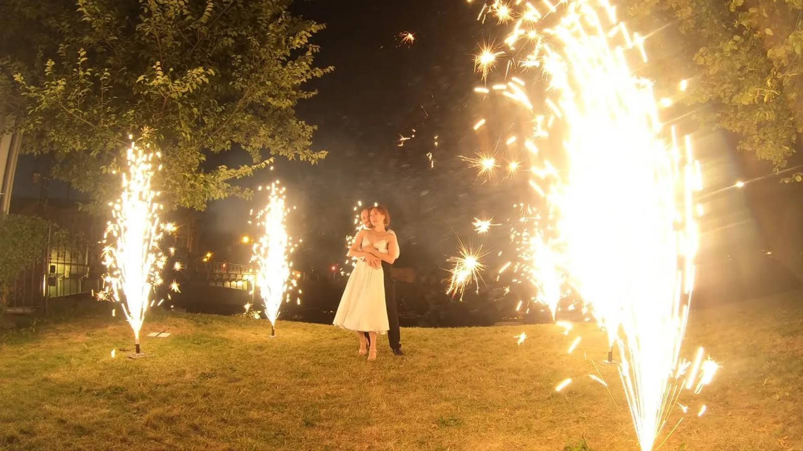 Запуск холодных фонтанов и салютных батарей