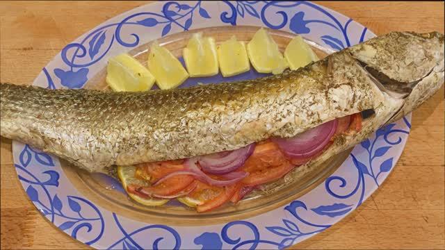Кефаль, запеченная с лимоном, томатами и луком
