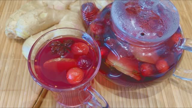 Клюквенный чай с имбирем и корицей