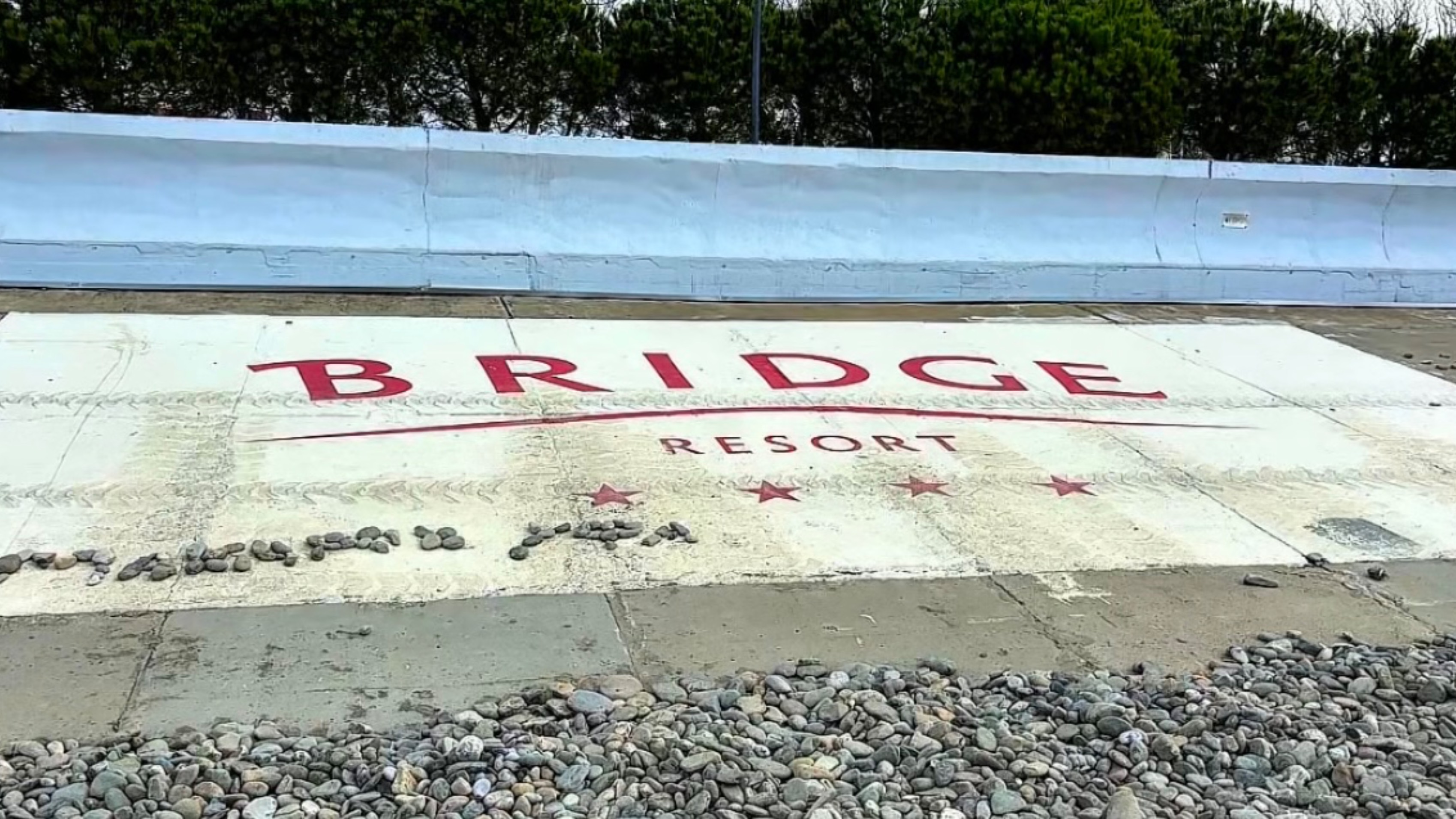 Пляж Bridge resort 4*. Март.