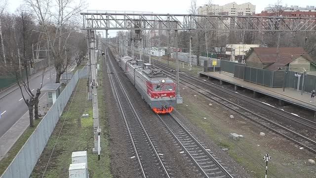 Электровоз ВЛ10У-885 (ТЧЭ-23) с хозяйственным (рельсовозным) поездом №84?? следует по 4-му гл. пути.