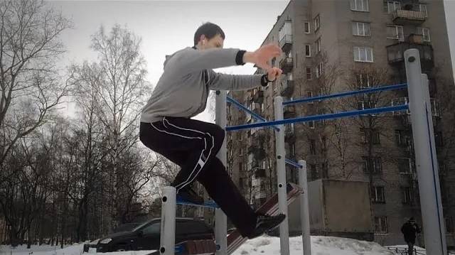 Зимняя калистеника. Мотивирующий ролик занятий спортом вне зала, не обращая внимания на погоду