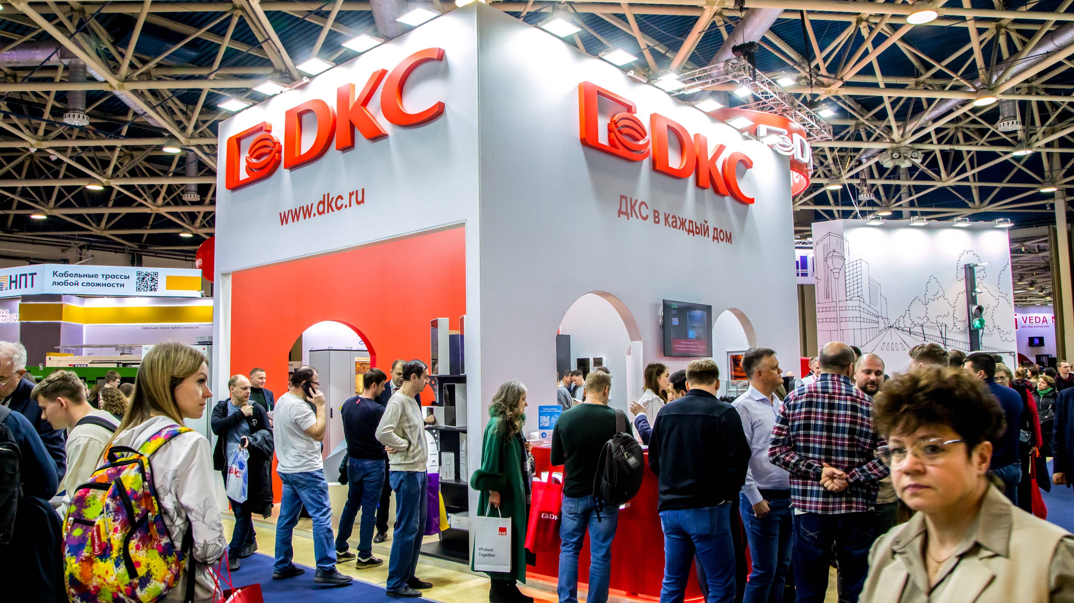 Масштабная экспозиция компании ДКС на «Электро-2025»: обзор новинок и флагманских решений