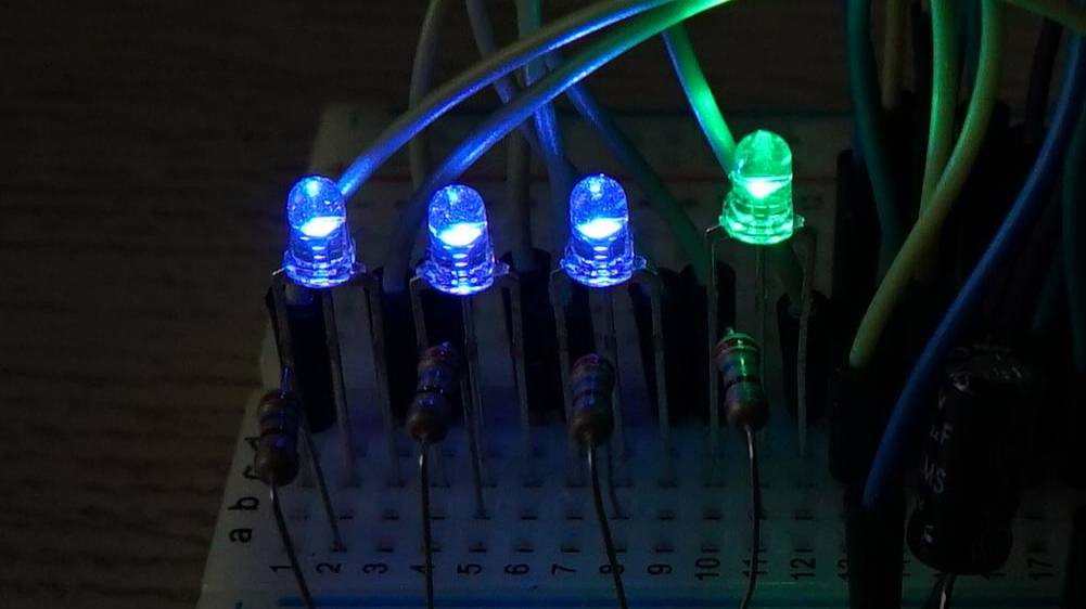 Бегущие огни на двухцветных светодиодах.