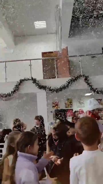 Искусственный снег из конфетти-машины