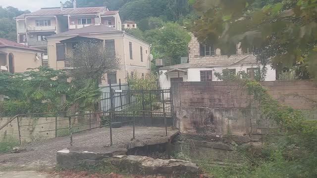Город Сухум  (Абхазия)  / Вид из авто на город  / Дорога в обезьяний питомник