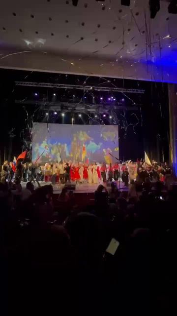 Залп серебряного серпантина на финале мероприятия