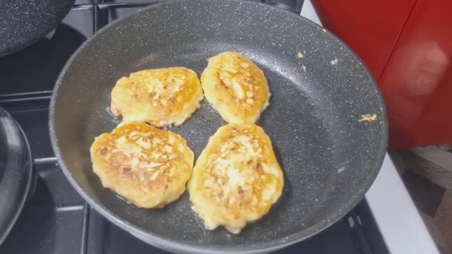 Очень ленивые пирожки. Я их слепила из того что было.А получились очень вкусные.