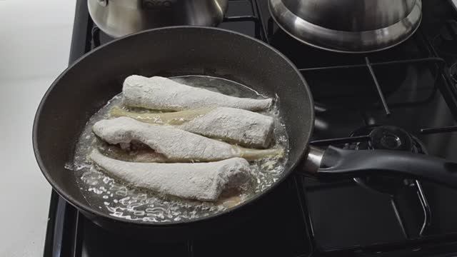 Жарю минтай просто,быстро и очень вкусно.