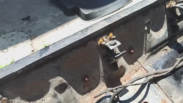 Как снимаются крепления салонного порога с пассата б3. Разбираю пассат б3 крепеж б3 пассата.