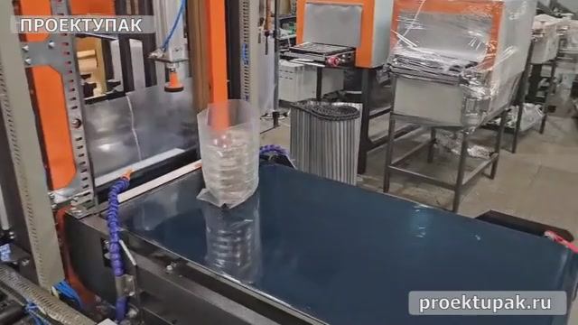 Упаковочный узел с вертикальными ножами для упаковки стопок тарелок.