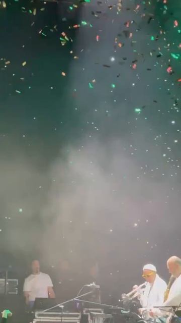 Конфетти на концерте Чумакова