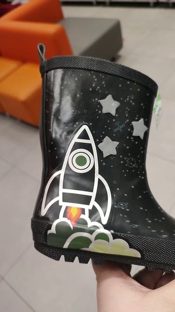 Обувь и рюкзаки для космонавтов  #модныепоказы #shoes #sneakers #обувь #рюкзак #космос #планеты #топ