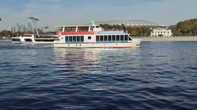 Москва, район Раменки. Встреча теплоходов "Благодать" и "Снегири-1".