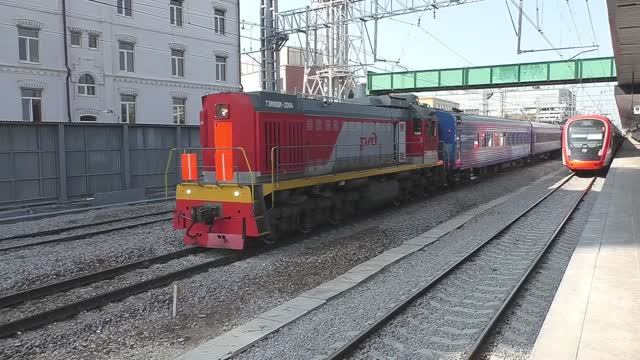 Маневровый тепловоз ТЭМ18ДМ-2094 (ТЧЭ-6) с поездом №102 Москва - Адлер подаётся под посадку.