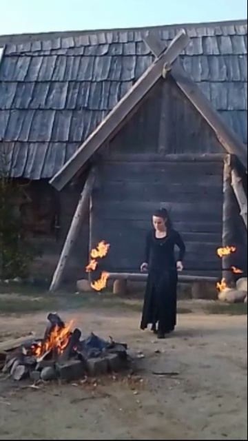 Валькирия играет с огнем short