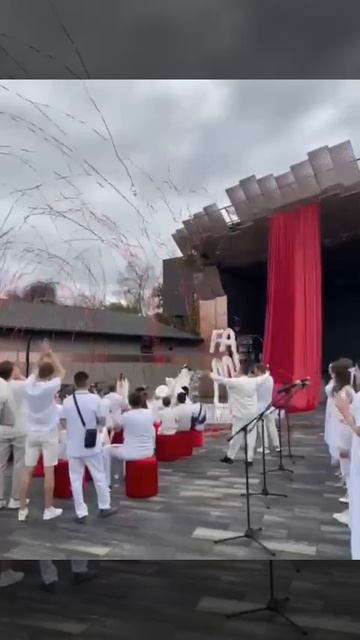 Яркий залп красного серпантина