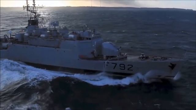 Танцующие на волнах. Французское авизо спешит на помощь