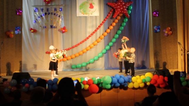 Танец с цветами "День Победы" - группа "Пчелки" детского сада "Аленушка" - рук. Елена Долинина