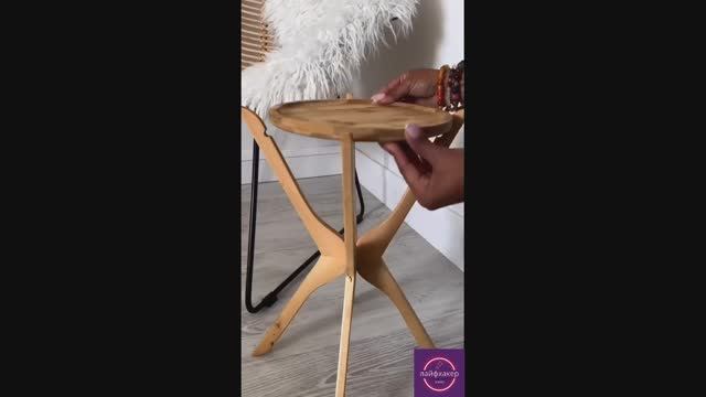 Несколько стандартных вешалок в гостиной трансформируются в небольшой столик.