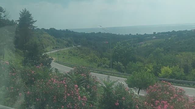 Горная дорога в Сухум (Абхазия) / Вид из авто - Серпантин "Тёщин язык"